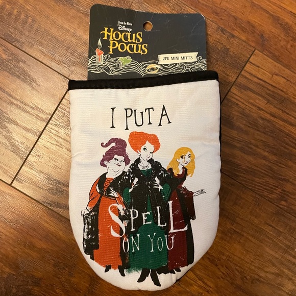Disney | Kitchen | Disney Hocuspocus Set Of Two Mini Oven Mitts | Poshmark